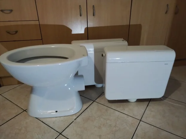 Wc solja baltik/zidna i Geberit vodokotlic komplet 5h - KupujemProdajem