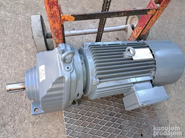 Reduktor 5,5 kw 590 o/min sa kocnicom - KupujemProdajem