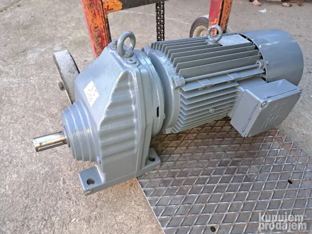 Reduktor 5,5 kw 590 o/min sa kocnicom - KupujemProdajem