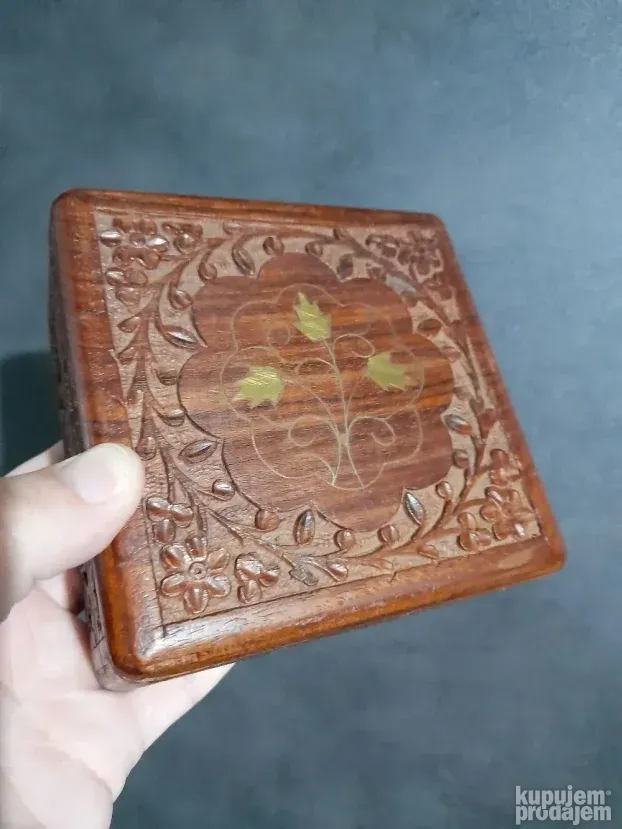 Stara drvena rezbarena kutija intarzija mesing - KupujemProdajem