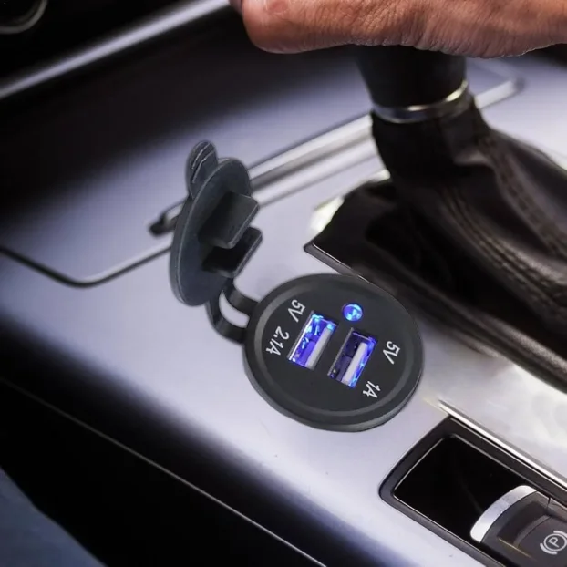 Ugradni USB punjac za automobile Punjac Za auto - KupujemProdajem