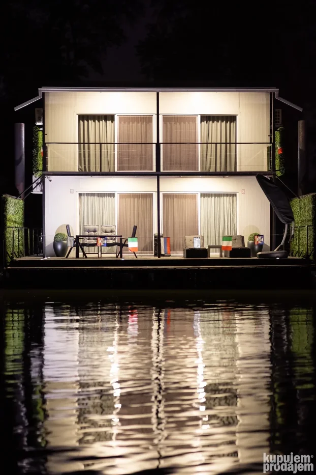 Splav-Kuca na vodi/Floating House na Savi - Makiška strana ...