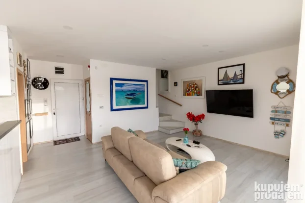 Splav-Kuca na vodi/Floating House na Savi - Makiška strana ...