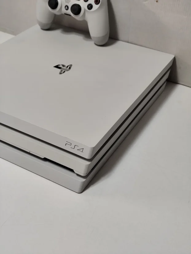 PS4 Pro White (Bela) Konzola + 1 Džojstik - Fabričko Stanje ...