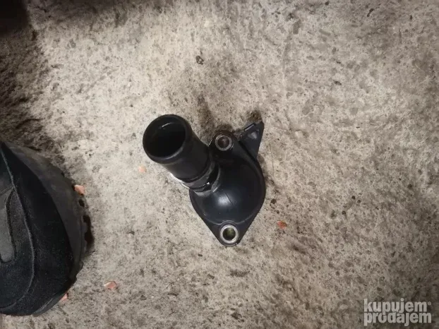 mazda 3 plasticna racva za vodu - KupujemProdajem