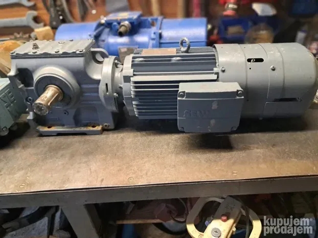 Reduktori 3 kw 71 o/min sa kocnicom - KupujemProdajem