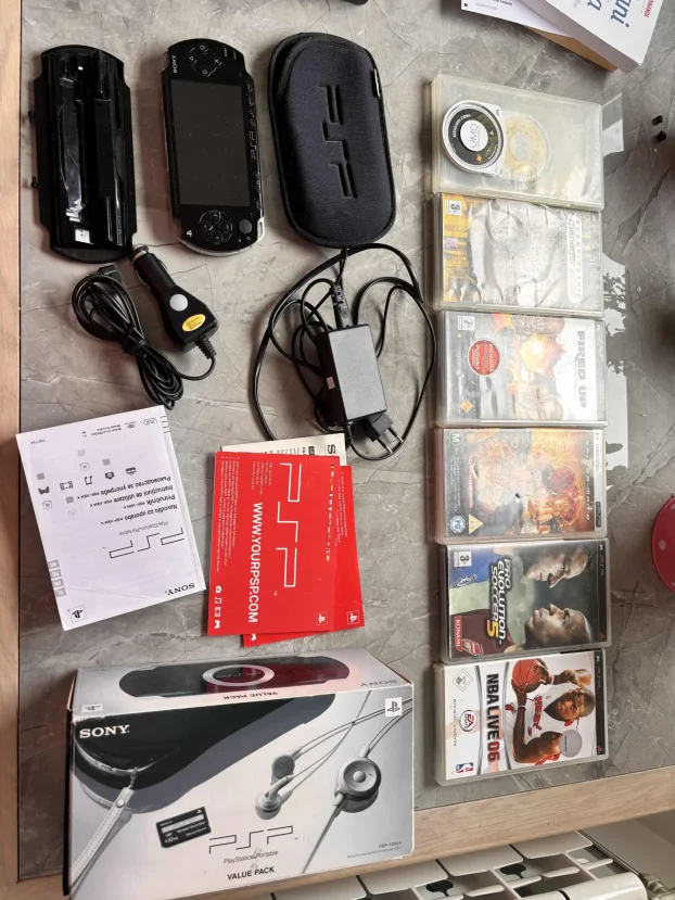 PSP, igrice, kutija, punjac, punjac za auto, futrola - KupujemProdajem