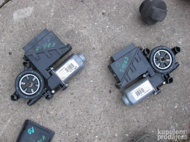 Skoda Fabia motorici podizaca stakala u vratima - KupujemProdajem