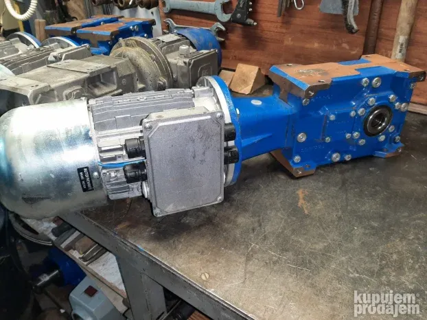 Reduktori 1,5 kw 23 o/min sa kocnicom - KupujemProdajem