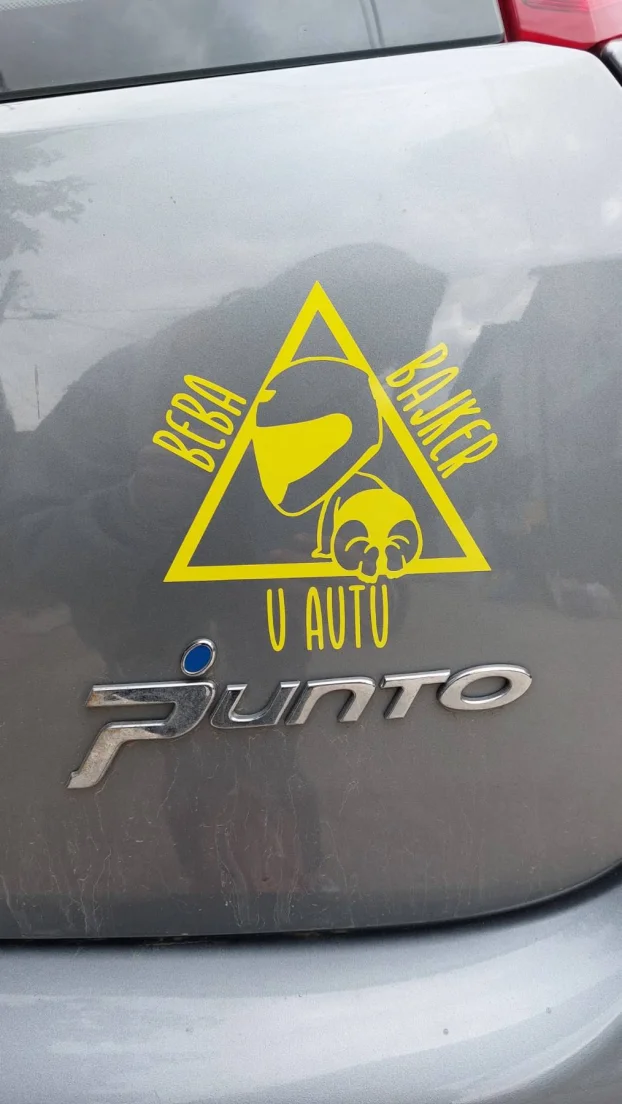 Beba bajker u autu stiker nalepnica biker baby sticker - KupujemProdajem