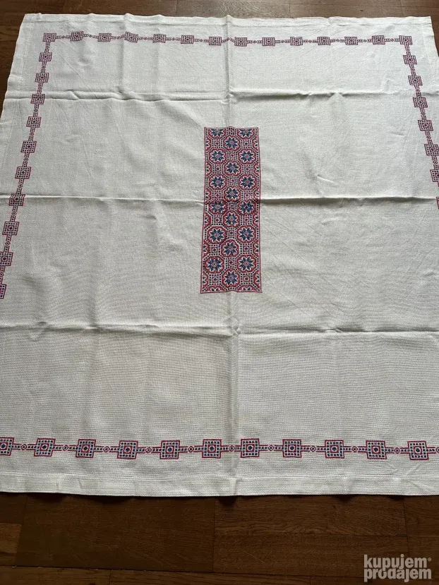 Stolnjak sa vezom 131x122 - KupujemProdajem