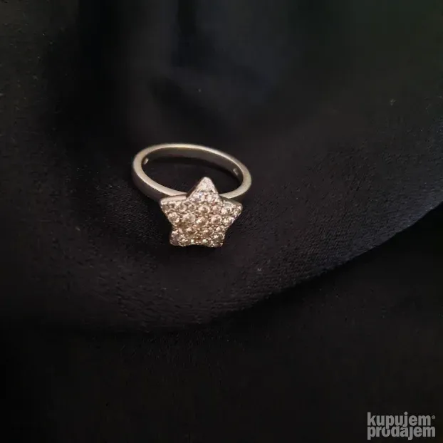 Srebrni prsten - zvezda sa cirkonima- snizeno - KupujemProdajem