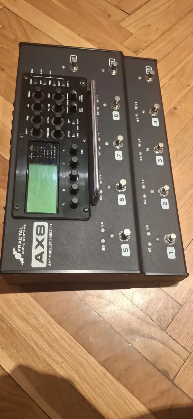 Fractal AX8 perfektno stanje - KupujemProdajem