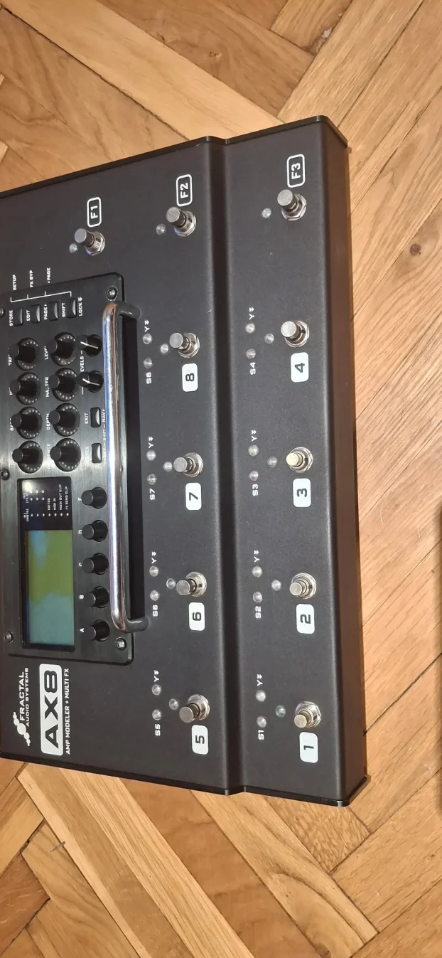 Fractal AX8 perfektno stanje - KupujemProdajem