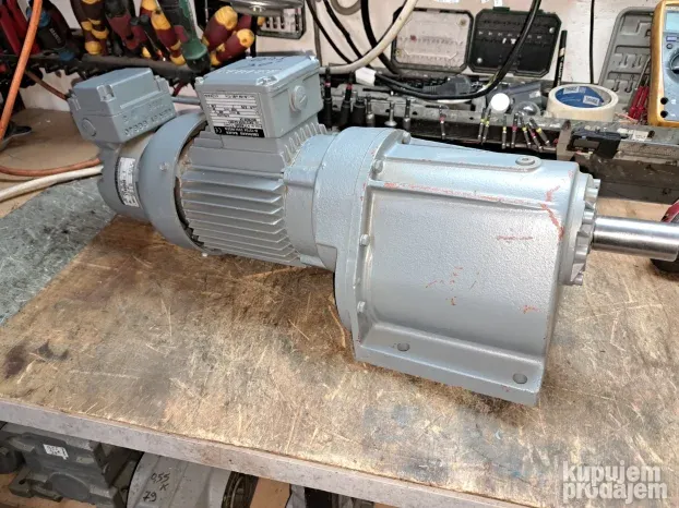 Reduktor 0,75 kw 30 o/min sa kocnicom - KupujemProdajem