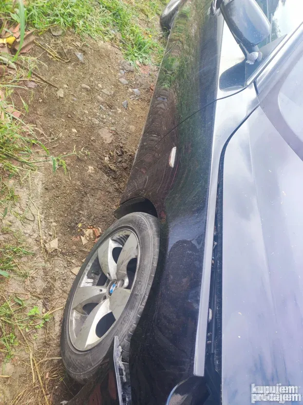 Desno krilo bmw e60 - KupujemProdajem