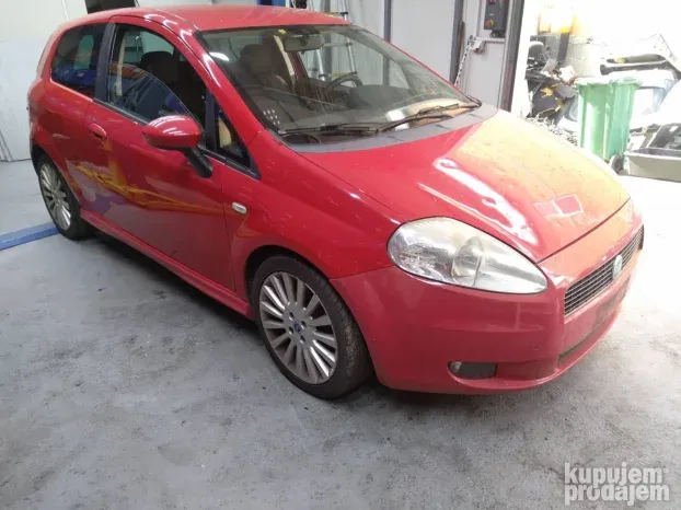 Fiat Grande Punto desno krilo kod boje 176/A - KupujemProdajem