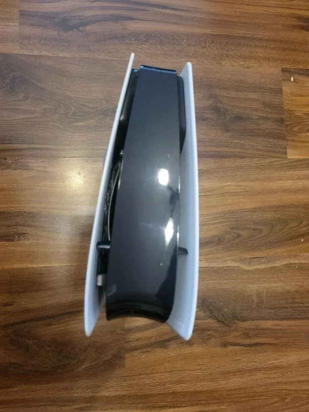 Playstation 5 slim disk sa 2 dzojstika kao nova - KupujemProdajem