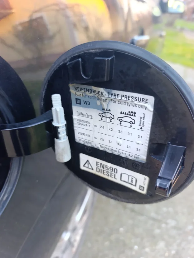 Crni poklopac čepa rezervoara Zafira B Z 20R - KupujemProdajem