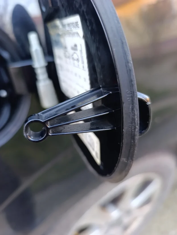 Crni poklopac čepa rezervoara Zafira B Z 20R - KupujemProdajem