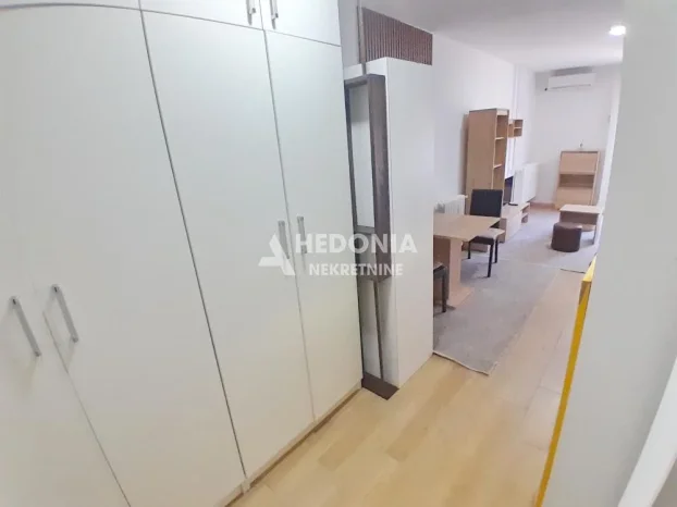 Kapetana Radiča Petrovića, Karađorđev trg, Zemun, Beograd - KupujemProdajem