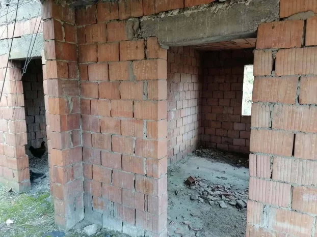 Plac i zemljište na prodaju - Plac 30 ari sa kućom 7x13m - KupujemProdajem