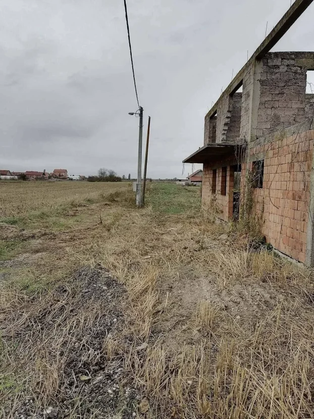 Plac i zemljište na prodaju - Plac 30 ari sa kućom 7x13m - KupujemProdajem