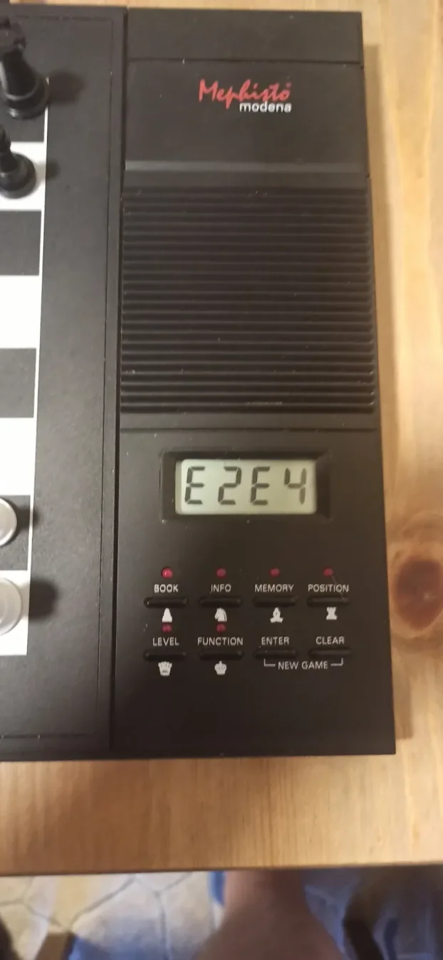 Elektronski šah kompjuter Mephisto Modena 8 Mhz - KupujemProdajem