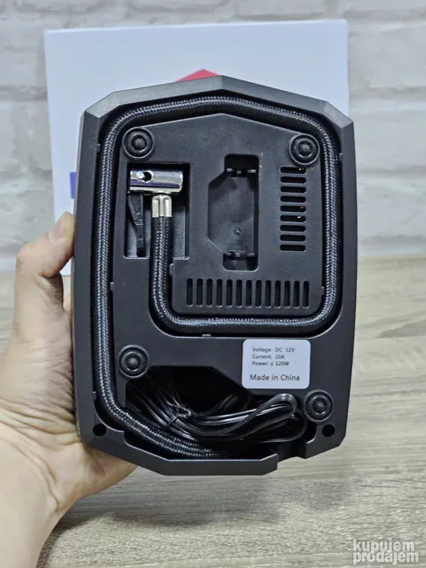 Digitalni kompresor za pumpanje guma za automobile 12V - KupujemProdajem