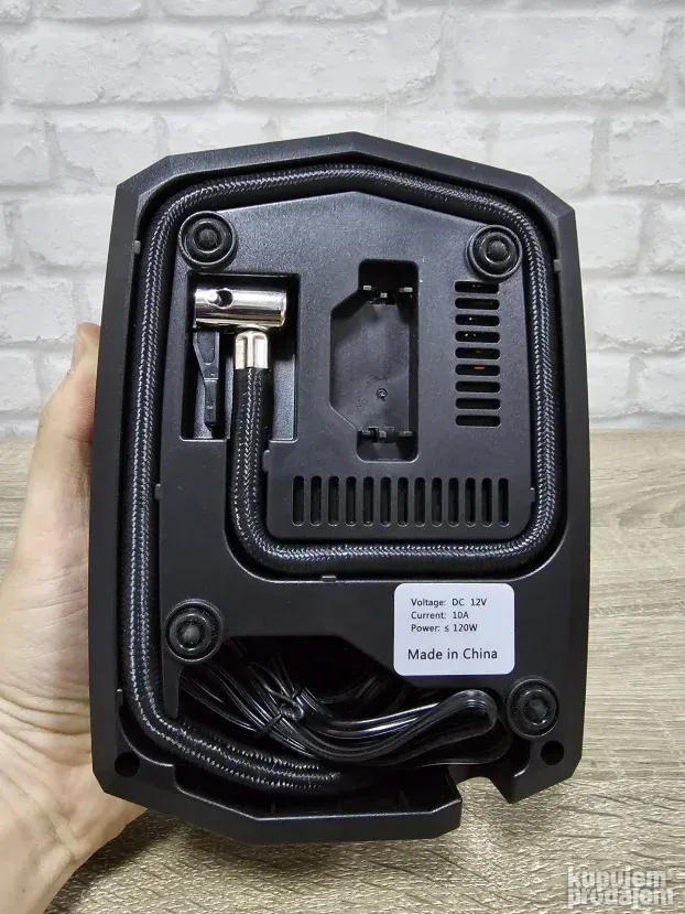 Digitalni kompresor za pumpanje guma za automobile 12V - KupujemProdajem