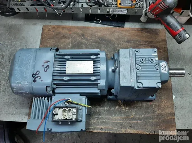 Red. sa frek. reg. 1,5 kw od 15 do 140 o/min sa kocni - KupujemProdajem