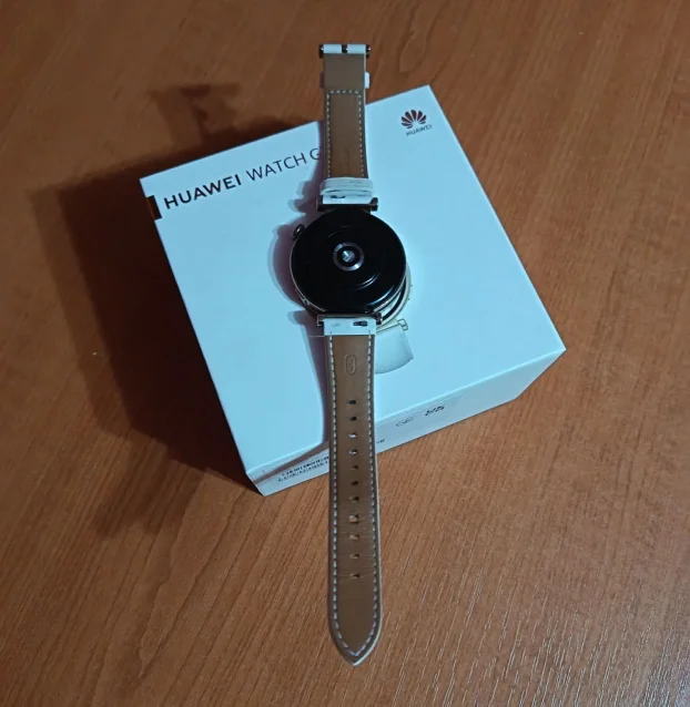 Huawei Watch GT4, ženski model. Malo korišćen. - KupujemProdajem
