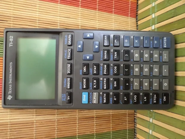 Texas Instruments TI-82 graphing caculator - KupujemProdajem