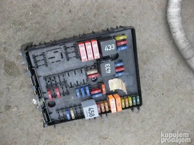 Golf 5 1.6 FSI razvodna tabla za releje i osigurace polovna ...