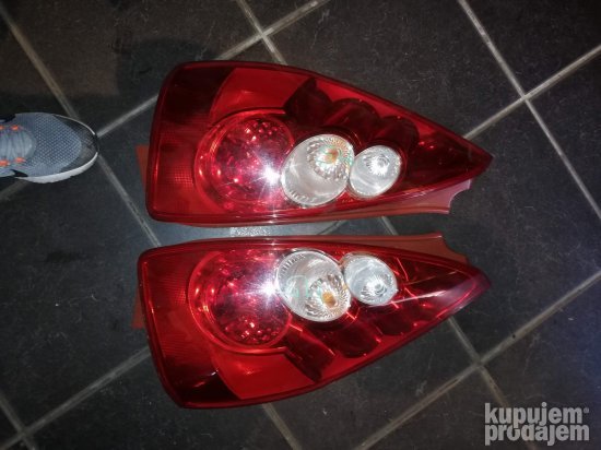 Zadnja svetla lampe Mazda 5 - KupujemProdajem