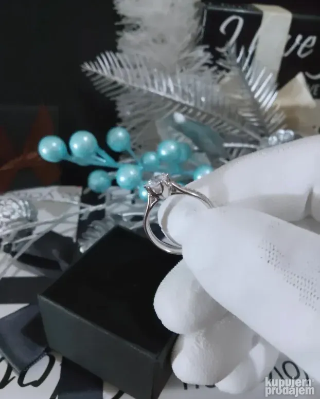 Prsten od srebra sa cirkonima - KupujemProdajem