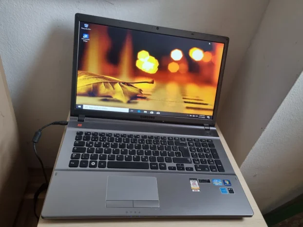 samsung 17.3 inca i5 3210M 2,4ghz 8GB DDR3 128SSD - KupujemProdajem