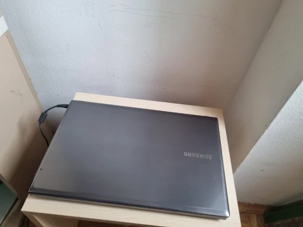 samsung 17.3 inca i5 3210M 2,4ghz 8GB DDR3 128SSD - KupujemProdajem