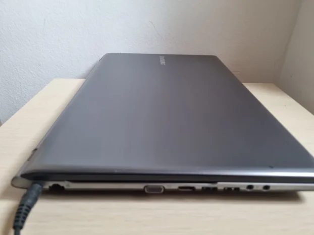 samsung 17.3 inca i5 3210M 2,4ghz 8GB DDR3 128SSD - KupujemProdajem