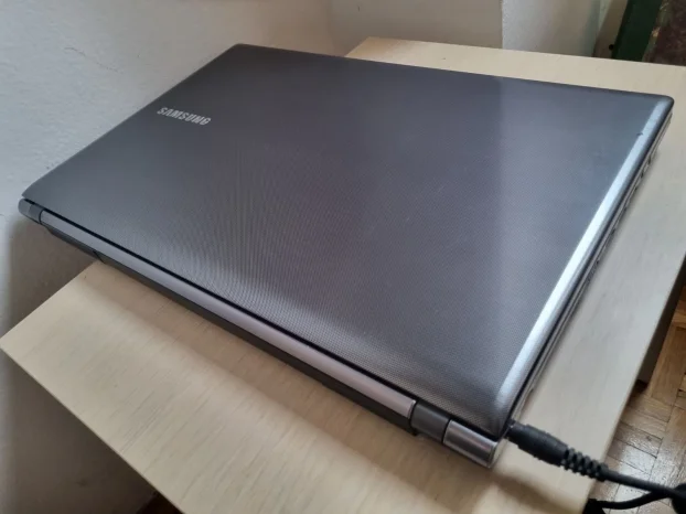 samsung 17.3 inca i5 3210M 2,4ghz 8GB DDR3 128SSD - KupujemProdajem