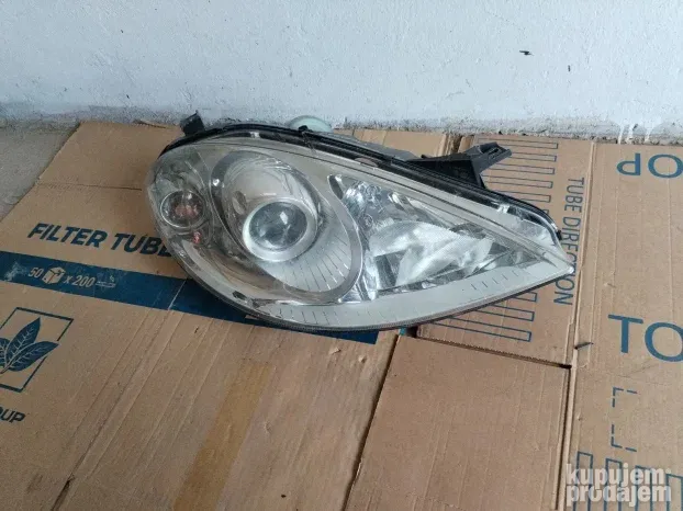 Mercedes A klasa desni far od 2004 - KupujemProdajem