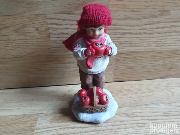 Bozicna figura/ ukras - Decak sa korpom punom jabuka - KupujemProdajem