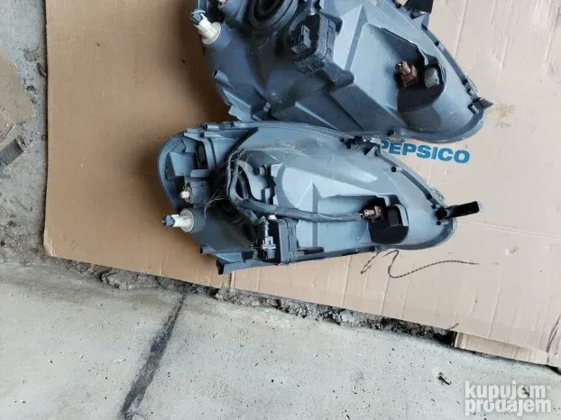 Toyota yaris levi far od 2003 - KupujemProdajem