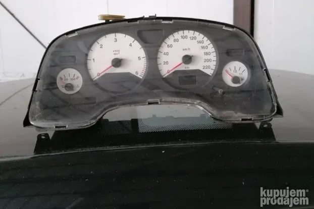 Instrument tabla km sat Opel Zafira A bela pozadina - KupujemProdajem