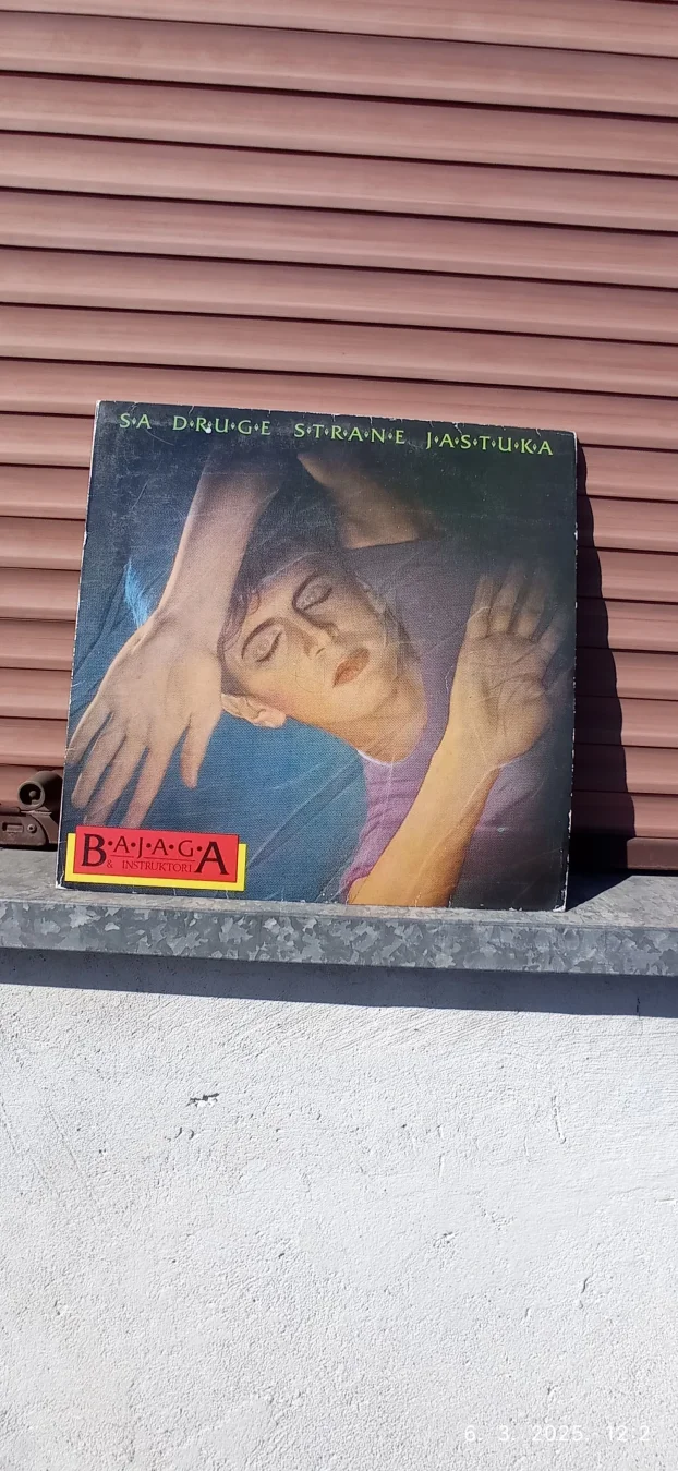 Bajaga sa druge strane jastuka I jahaci magle blizu mint - KupujemProdajem