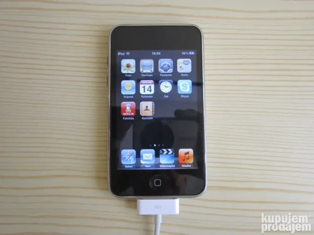 Apple iPod touch 2nd Gen 16GB sa PUNJAČEM - KupujemProdajem