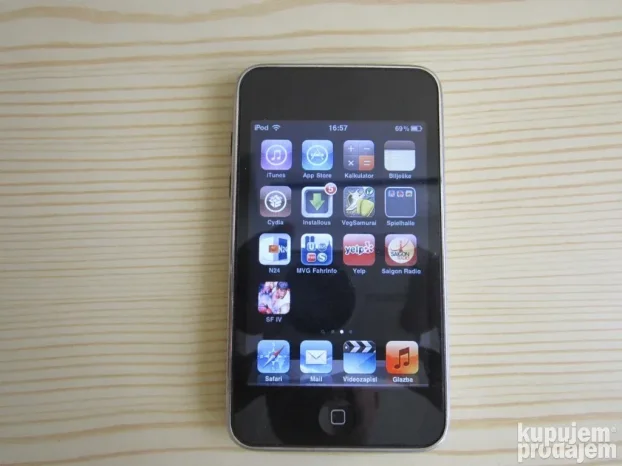 Apple iPod touch 2nd Gen 16GB sa PUNJAČEM - KupujemProdajem