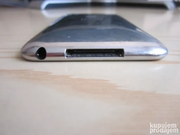 Apple iPod touch 2nd Gen 16GB sa PUNJAČEM - KupujemProdajem