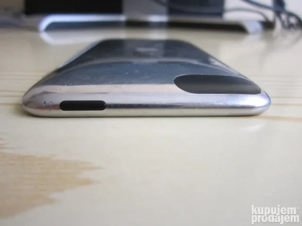 Apple iPod touch 2nd Gen 16GB sa PUNJAČEM - KupujemProdajem