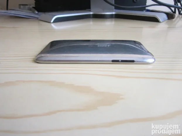 Apple iPod touch 2nd Gen 16GB sa PUNJAČEM - KupujemProdajem